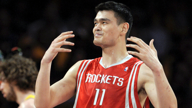 期待下一个姚明！大姚NBA30佳球：晃晕霍华德+羞辱奥尼尔_腾讯新闻