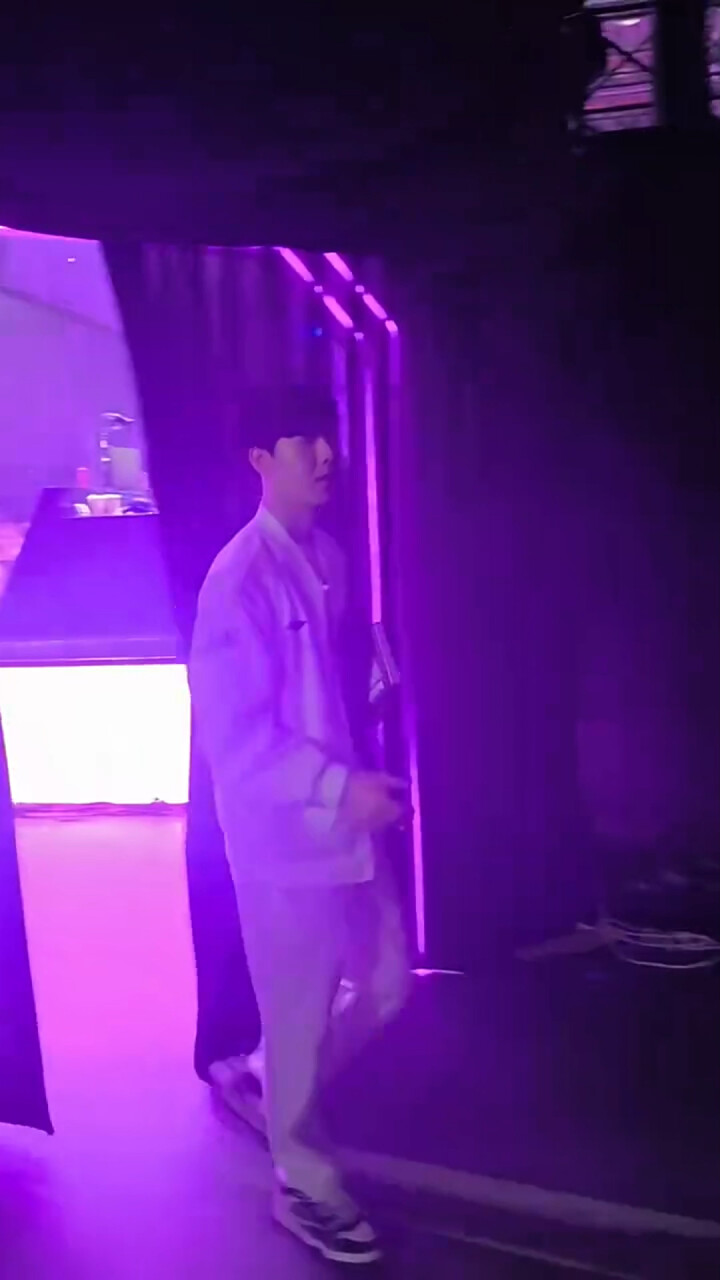 iG发布Daeny赛后与选手击掌视频：今天不加班！_腾讯新闻