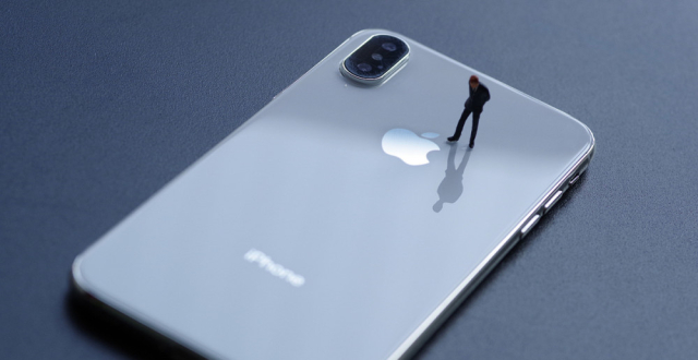 苹果推出Near Drop功能，允许通过触摸手机来交换联系人方式_腾讯新闻