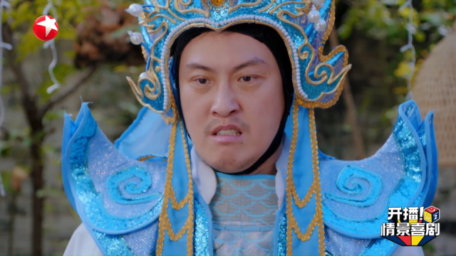 开播情景喜剧：生活不易许君聪卖艺！为招揽顾客这么拼的吗？ 腾讯新闻