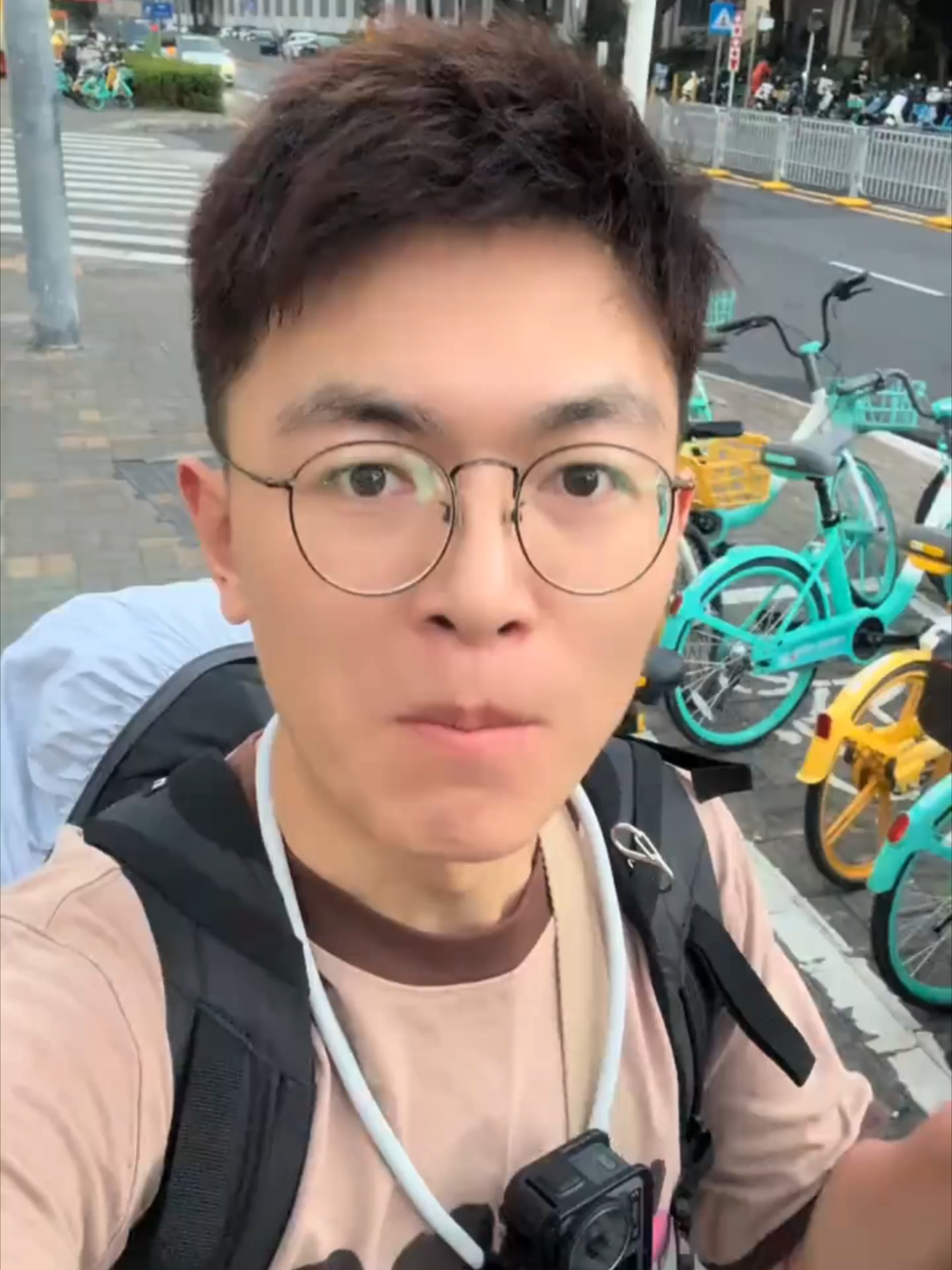 中国小伙体验24小时绿皮硬座，15块盒饭、过道站满无座客，凌晨4点下车被山东煎饼香治愈_腾讯新闻