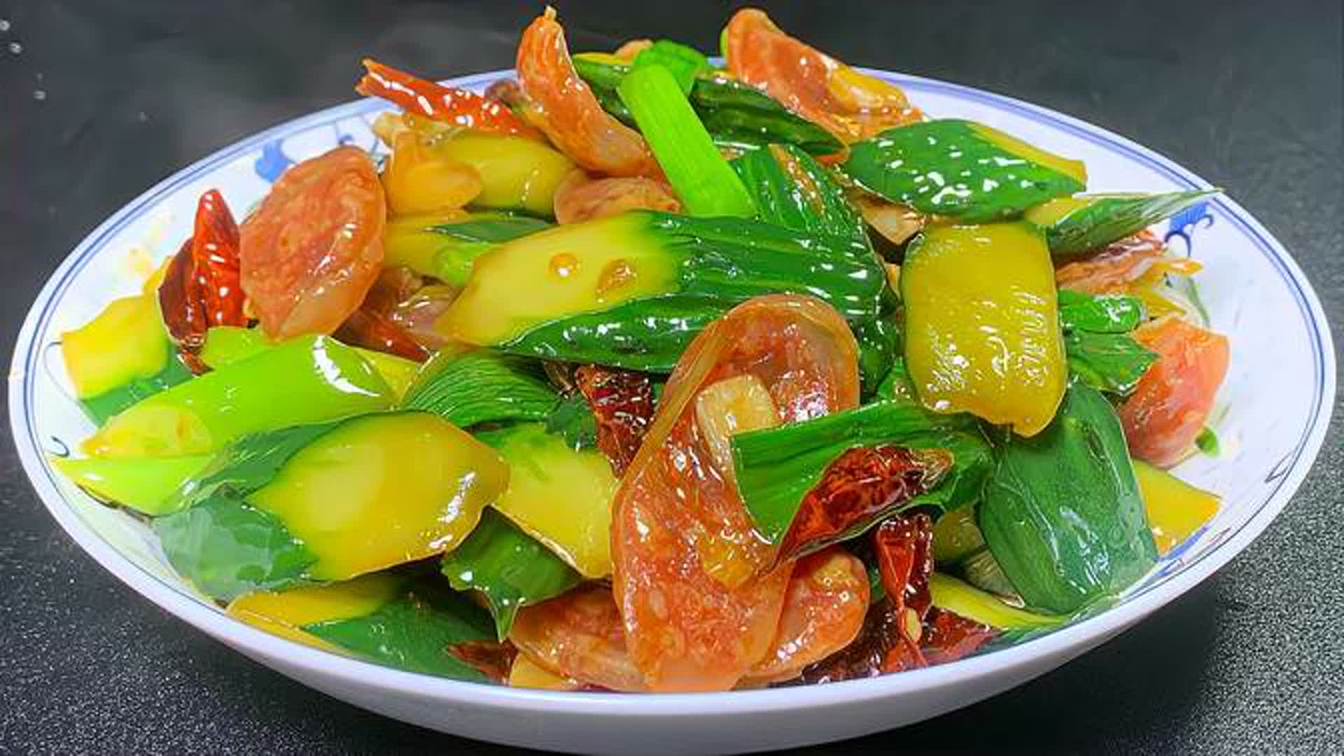 2根黄瓜，1根腊肠，简单一做，鲜香脆爽，我家一周吃5次_腾讯新闻