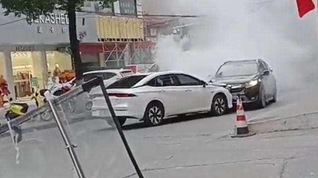 黑车司机突发疾病踩住油门，白车死抵车头将其逼停无人受伤，现场！_腾讯新闻