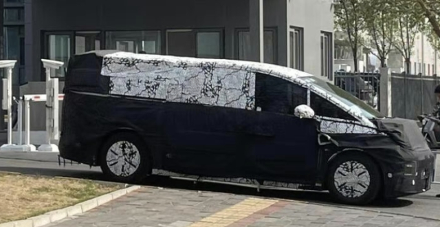 高清首拍！偶遇理想MPV和理想L6实车，理想MPV真的太大了_腾讯新闻