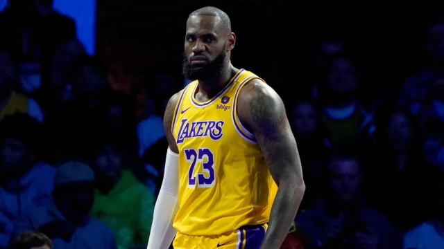 NBA采访｜现有阵容足以夺冠吗？詹姆斯：这个问题不应该问我_腾讯新闻