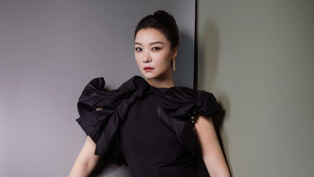 王传君夫妇带女儿玩耍，齐溪驼背赘肉抢镜，高龄生二胎身材难恢复_腾讯新闻