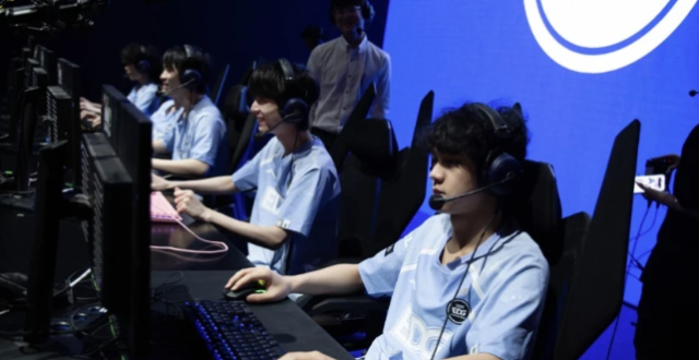 EDG2-0击败FPX，拿下首胜！小老虎上场难救主，FPX痛失好局_腾讯新闻