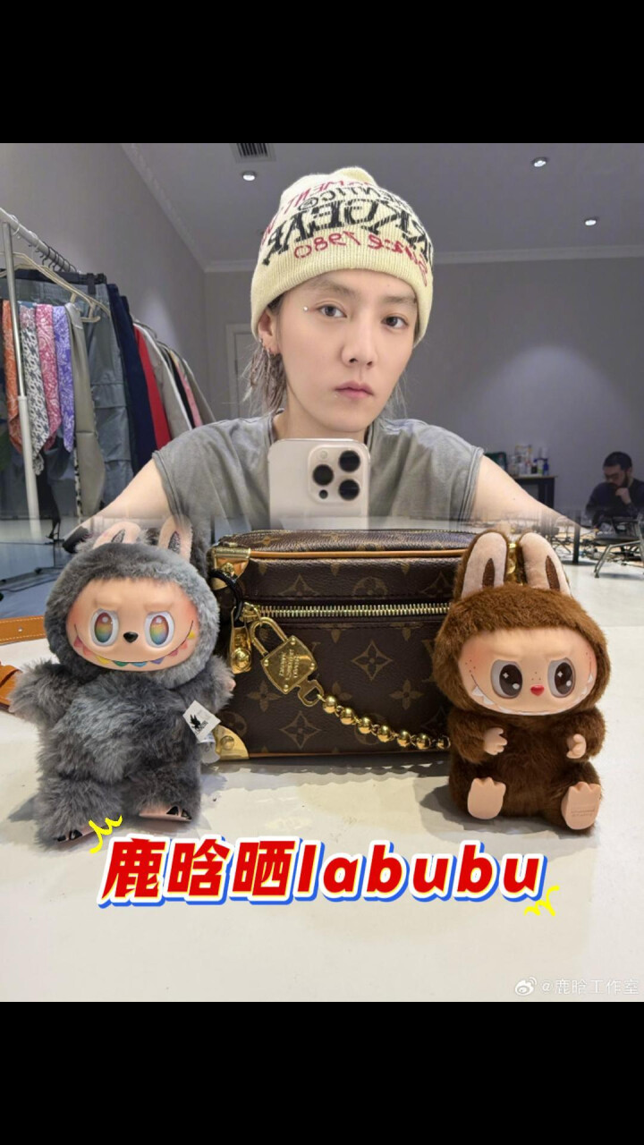 鹿晗晒隐藏款labubu，还拿自己LV包包当背景板，LV老板想了一夜都想不明白_腾讯新闻