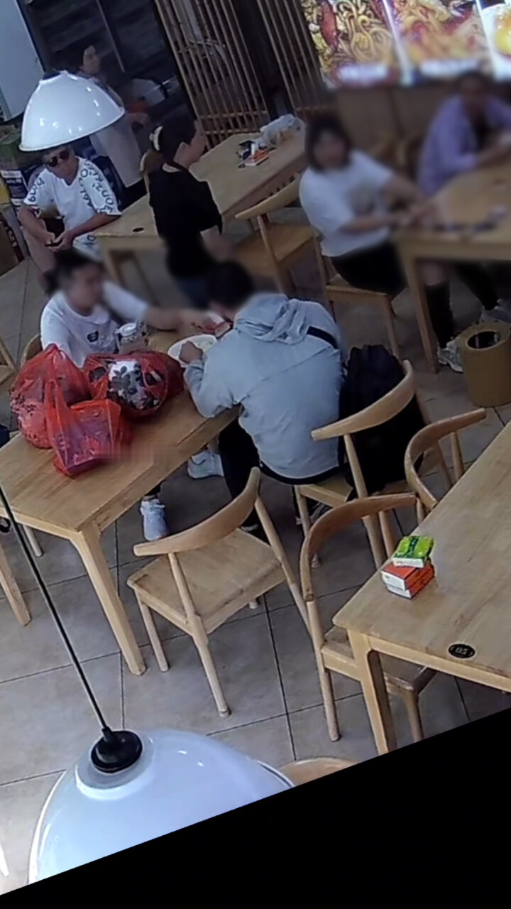 老板心疼2大学生点1份馒头送了榨菜，隔壁桌看到投诉咸菜要收2元_腾讯新闻