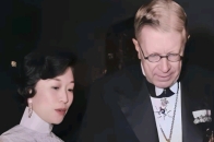 1957年，杨振宁与妻子的合影照，杜致礼手挽瑞典国王，晚宴大秀舞技_腾讯新闻