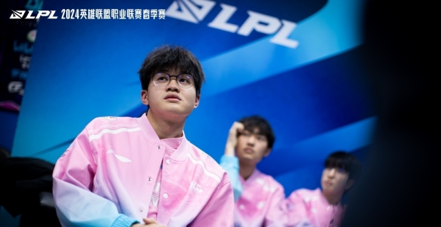 强队翻车之日！LNG与BLG相继被KO，iG：我跟FPX可是S赛冠军！_腾讯新闻