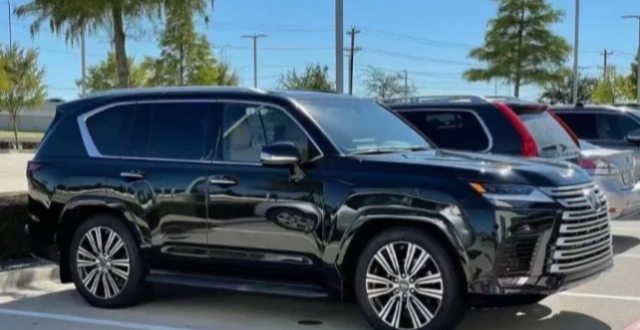 落地超200万，新一批“雷克萨斯LX600”抵达天津港，加价成定局！_腾讯新闻