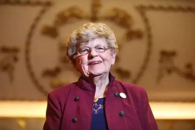 911，8千人小镇接待38架飞机，挽救6千人生命！史上最感人的救援_腾讯新闻