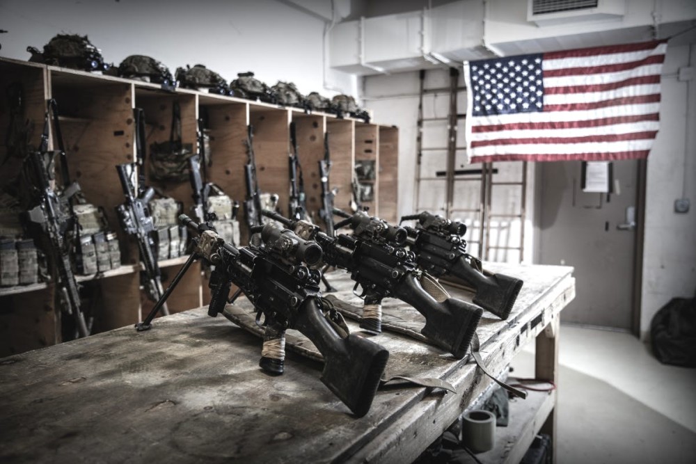 美军突然曝光特种部队游骑兵军械库 内挂一排先进枪械还有一款老装备_腾讯新闻