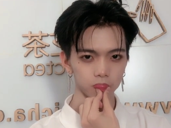 Master Qihe took his sister to record a video and saw the face-to-face ...