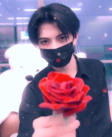 Master Qihe’s sister’s face is exposed, her skin is fair and delicate ...