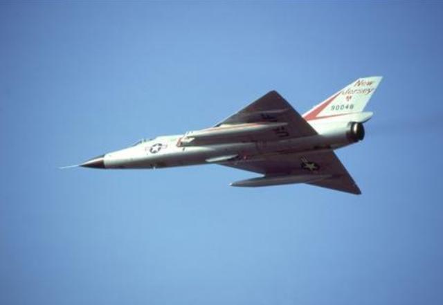 轻松击败F16！美军最后的截击机：挂载核空空导弹的F106_腾讯新闻