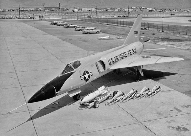 轻松击败F16！美军最后的截击机：挂载核空空导弹的F106_腾讯新闻