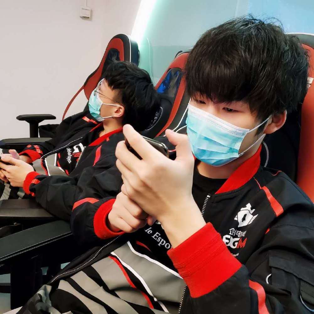 EDG.M2-3惜败QG，赛后解说怒斥浪浪“演员”，出装操作匪夷所思！_腾讯新闻