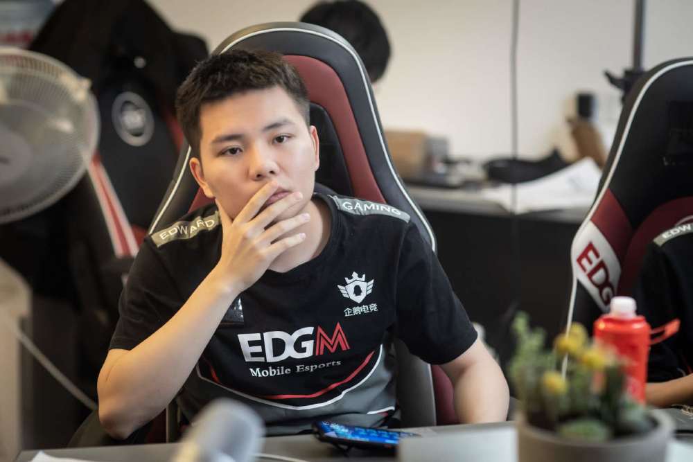 EDG.M2-3惜败QG，赛后解说怒斥浪浪“演员”，出装操作匪夷所思！_腾讯新闻