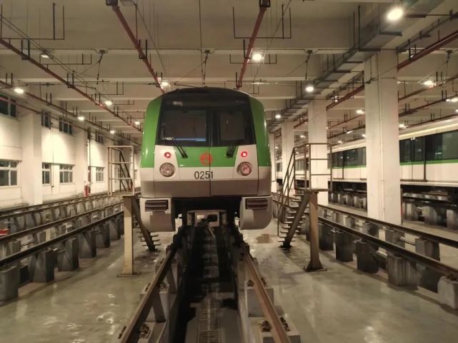 【轨交】2号线列车“五兄弟”，你都乘坐过吗？_腾讯新闻