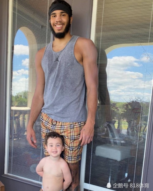 塔图姆祝黑人爸爸父亲节快乐！白人母亲独自养大他，父亲另有1子1女_腾讯新闻