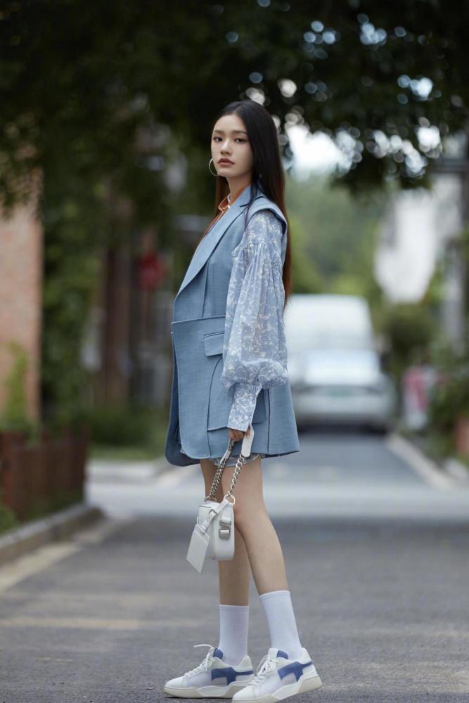 被 林允”给惊艳！穿西服外配西装短裙，淡蓝色系的组合清新甜美腾讯新闻