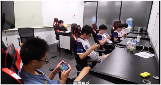 受邀参加RW电竞俱乐部试训，荣耀X10为WUCL冠军SJ战队助力_腾讯新闻