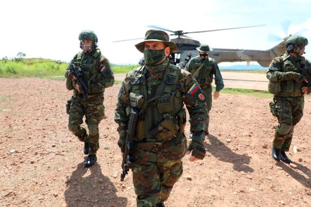 马杜罗出席委内瑞拉军事纪念活动，称本国将自研武器 两款中国枪械很抢镜_腾讯新闻