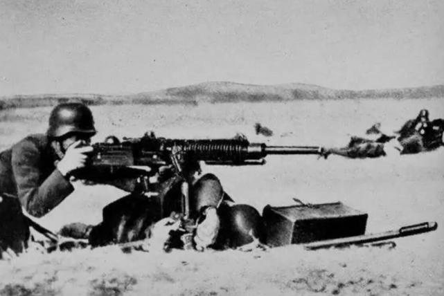 抗日战争中，伪军数量多达上百万人，其武器装备从何而来？_腾讯新闻