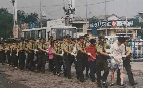 15张80年代严打老照片：被枪决的女犯人，押上刑场的流氓犯！腾讯新闻