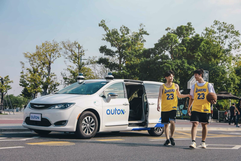 国内迈入无人驾驶时代！AutoX无人出租车开上闹市区，车里真没人_腾讯新闻