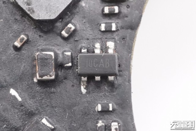 华为50W超级快充无线车充拆解，自带车充为无线充和行车记录仪供电_腾讯新闻