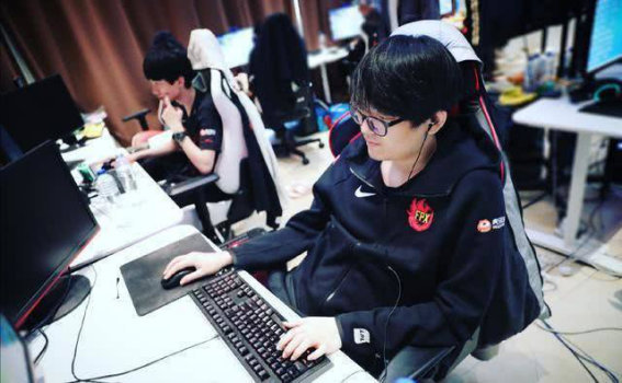 Xinyi透漏很快就能见到金贡了 或将回归FPX？_腾讯新闻