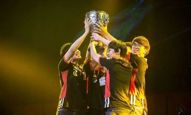 RURU自述：LGD为何会用1200万“天价”引援一名和平精英选手？_腾讯新闻