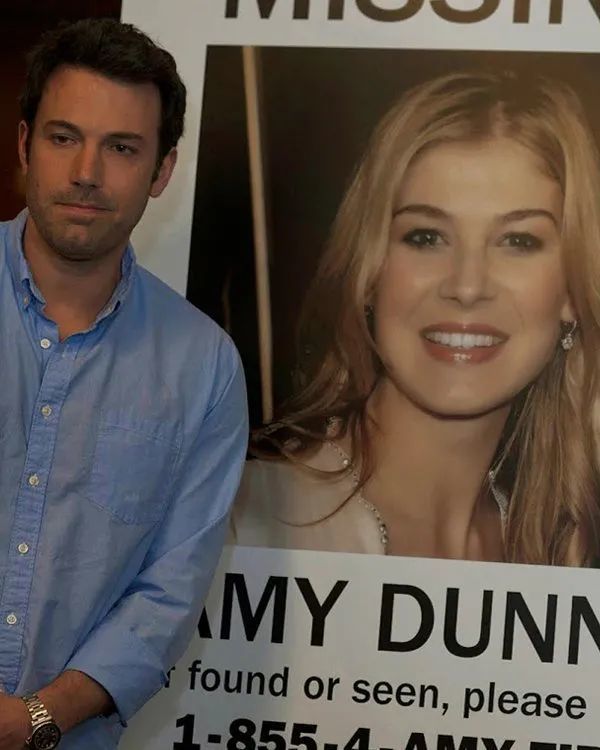 35岁凭《消失的爱人》成名，从牛津毕业的邦德女郎到艾美奖视后_腾讯新闻