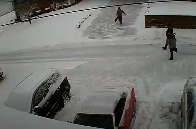 美国邻居因铲雪纠纷拔枪相向，男子杀两人后自杀_腾讯新闻