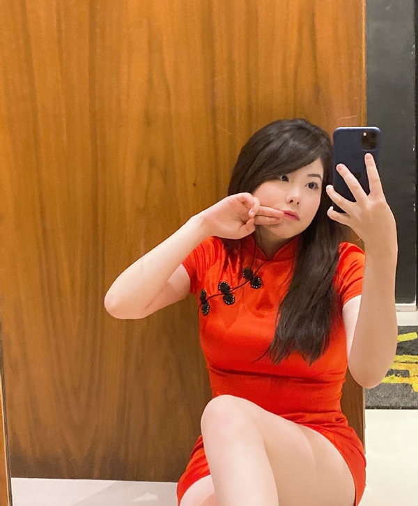 LOL女神Mayumi拜年送祝福，旗袍装秀身材太难顶，网友评论真实！_腾讯新闻