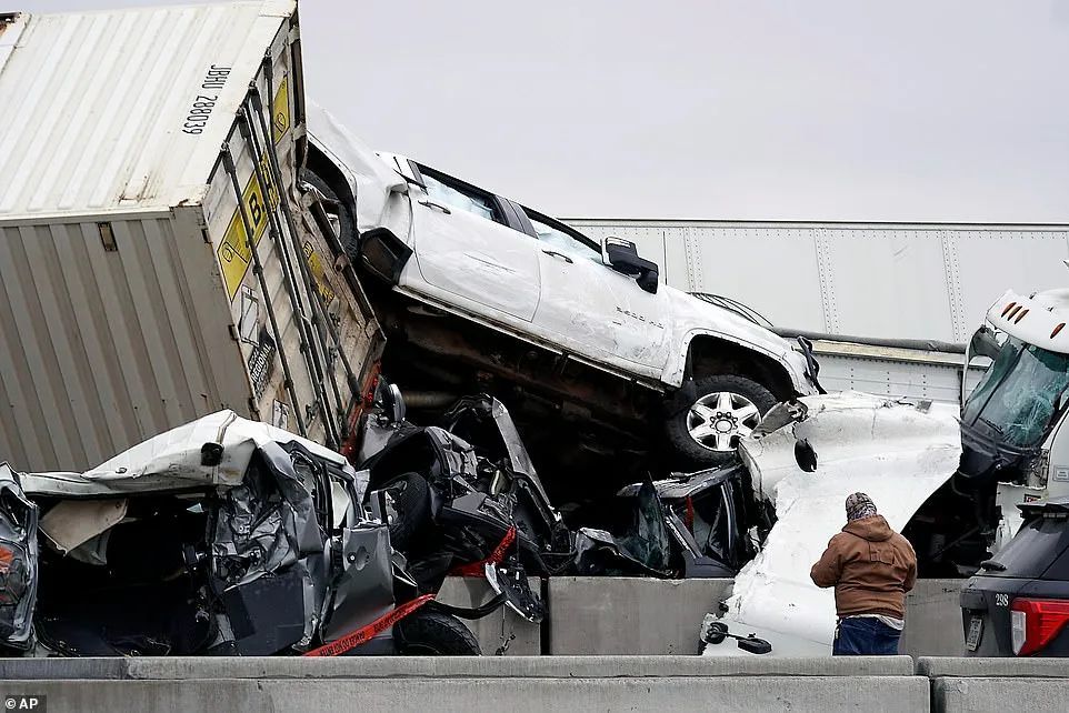 美国高速发生重大交通事故：133辆车连环相撞，6人死亡，65人伤 腾讯新闻
