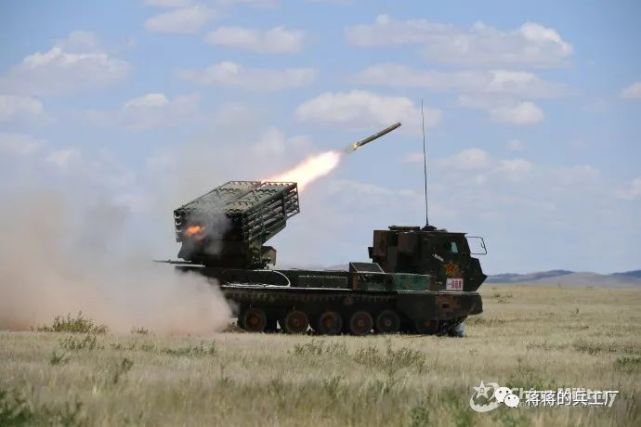 PHZ-11式火箭炮玩变脸，二代通用底盘性能不错，但改得越来越难看_腾讯新闻