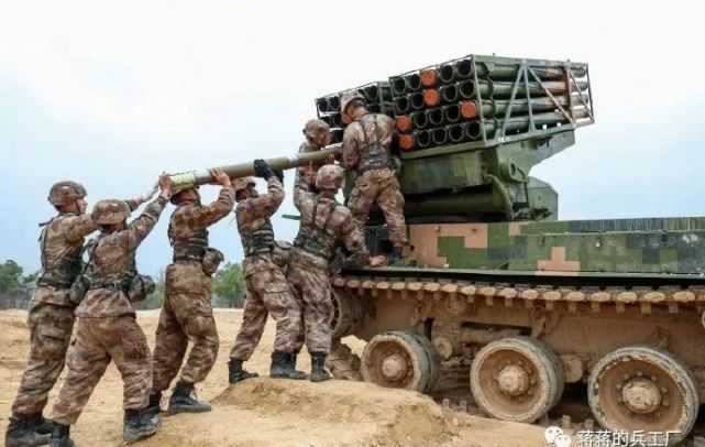 PHZ-11式火箭炮玩变脸，二代通用底盘性能不错，但改得越来越难看_腾讯新闻