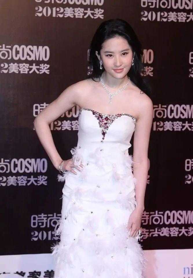 刘亦菲气质无敌了，白色抹胸连衣裙勒出s形曲线，满满的国际范腾讯新闻