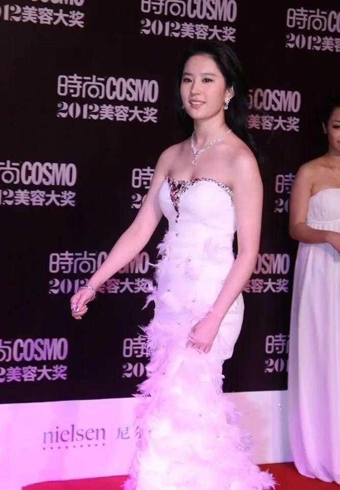 刘亦菲气质无敌了，白色抹胸连衣裙勒出s形曲线，满满的国际范腾讯新闻
