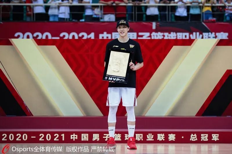 广东男篮收获CBA第11冠 胡明轩首夺FMVP_腾讯新闻