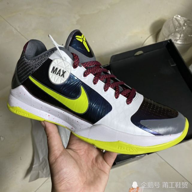 为热爱和那不复返的青春致敬！Kobe 5小丑开箱测评_腾讯新闻