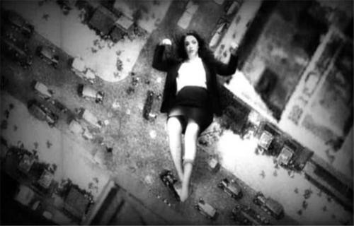 传遍世界的“堕落天使”：女子从86楼一跃而下，遗照却成经典_腾讯新闻