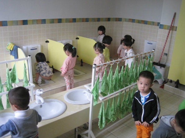 幼儿园男女同厕合理吗？专家各执一词，关键在老师的正确引导 腾讯新闻