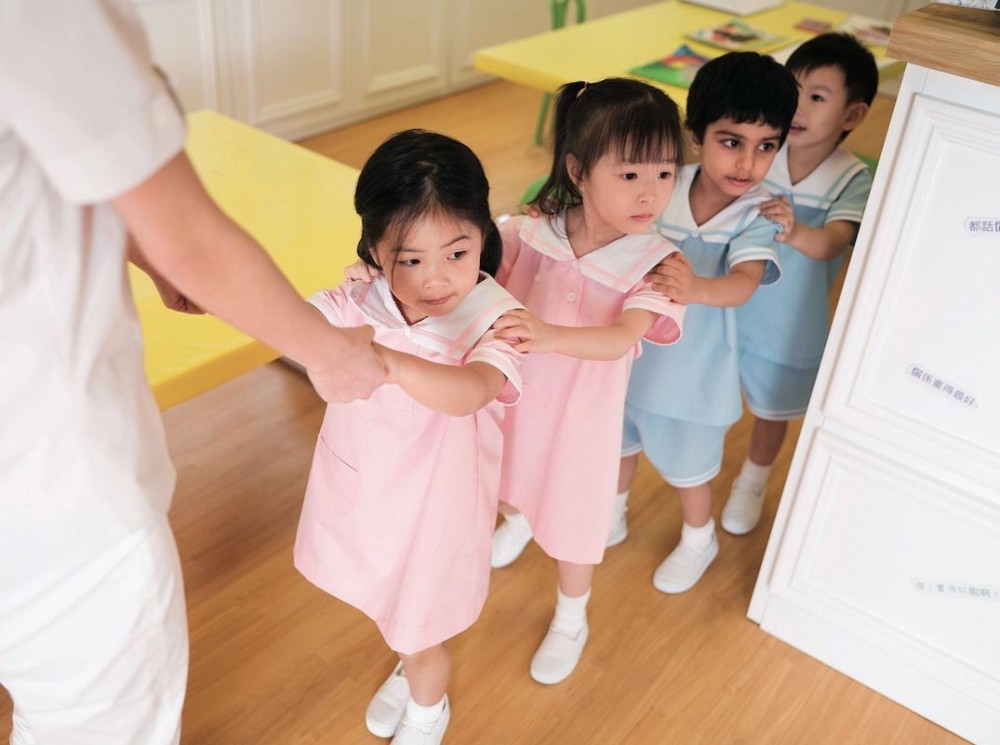 幼儿园男女同厕合理吗？专家各执一词，关键在老师的正确引导 腾讯新闻