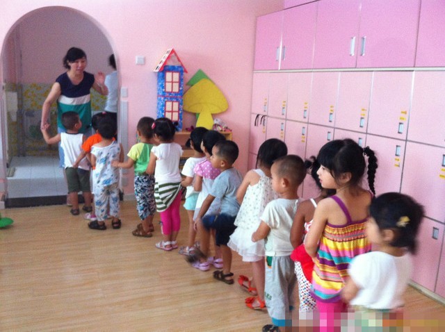 幼儿园男女同厕合理吗？专家各执一词，关键在老师的正确引导 腾讯新闻