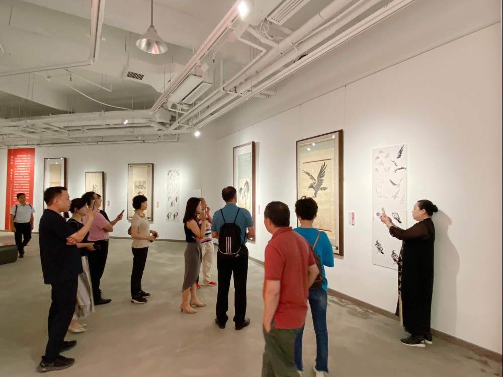 一睹大师风范，“百年巨匠”系列之徐悲鸿个展对外开放_腾讯新闻